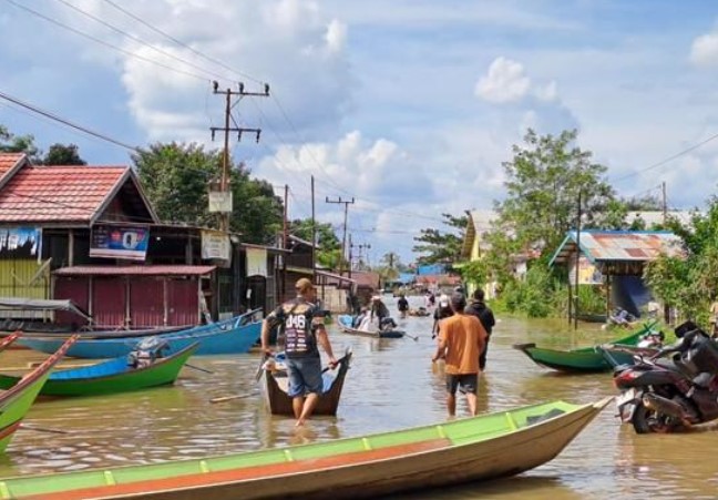 Banjir Terjang Kubar, Warga Tering Hanya Bisa Gunakan Perahu | Berita ...